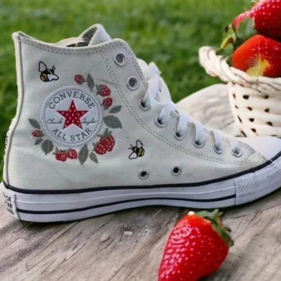 Converse | Shoes | Converse Chuck Bumble Bee Ivory Canvas Red ...